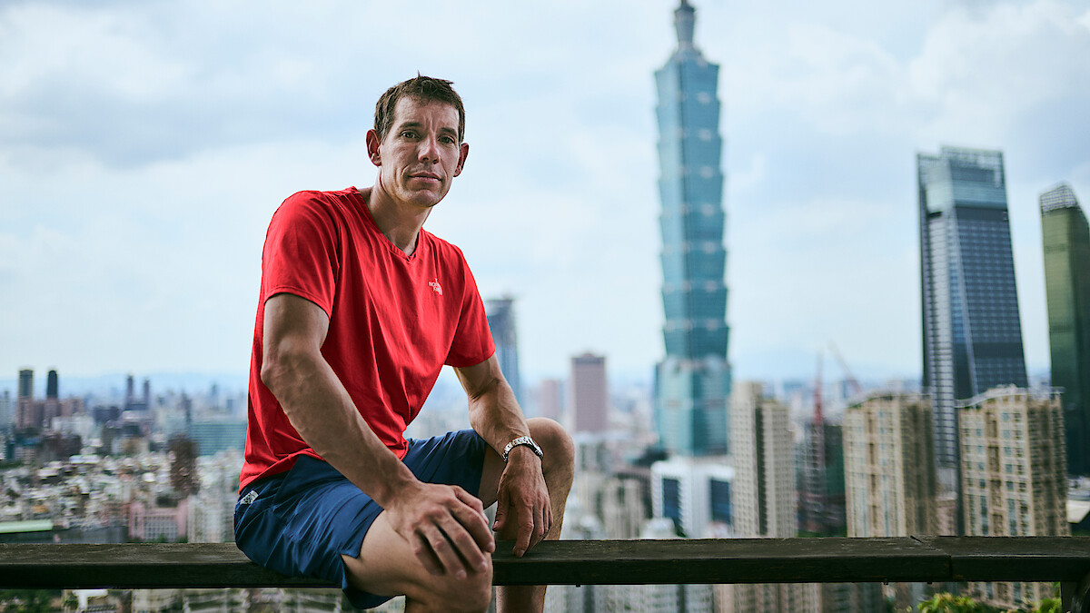 Alex Honnold escala arranha-céu em Taiwan em transmissão ao vivo da ...